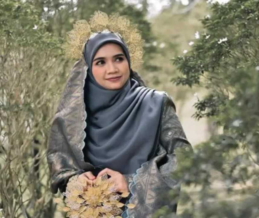 Anak dara Ina tu sebijik muka Ina. Tinggi pula ikut arwah Suhaimi.. ” – Komen Netizen ...