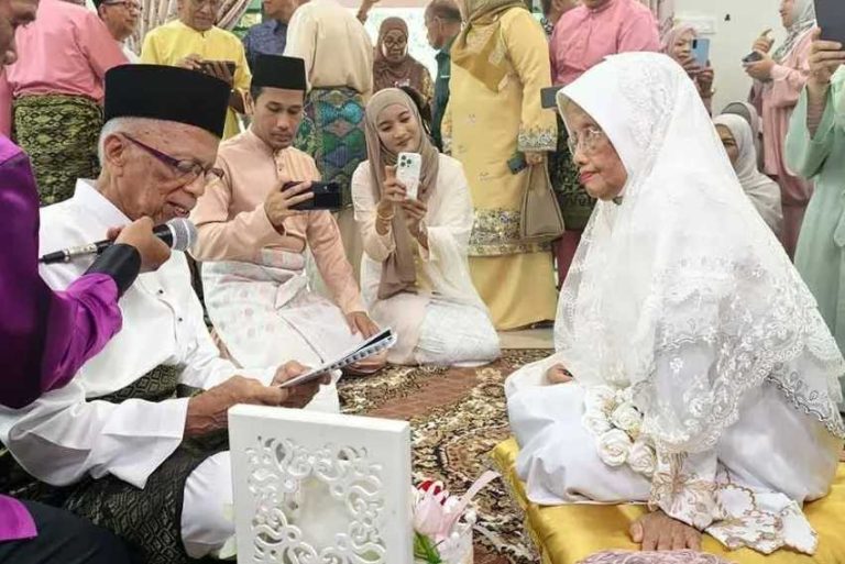 Kisah Inspirasi: Warga Emas Berusia 77 Tahun Bertemu Jodoh Setelah 50 Tahun Terpisah - PADUMEDIA ...